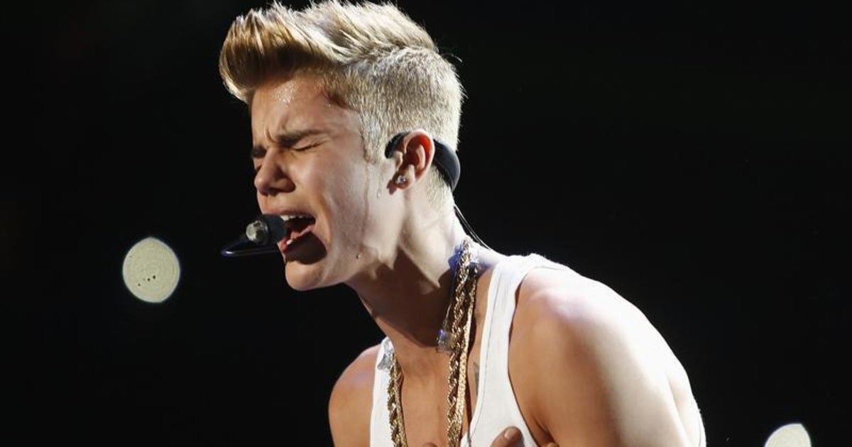 Justin Bieber booed by London fans angry over late concert start