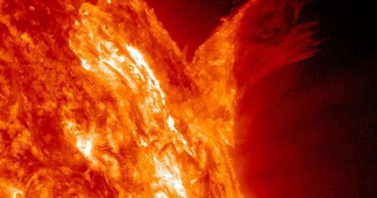 Stunning photo of 'Graceful Eruption' on sun