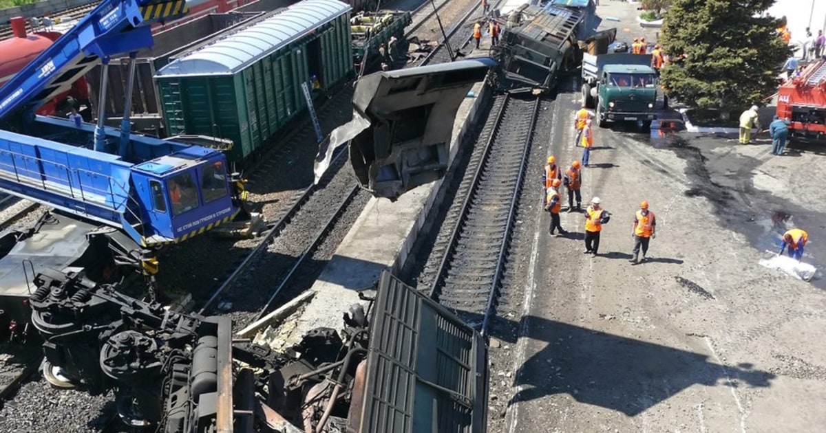 Dozens hurt, thousands flee after train carrying chemicals derails in ...