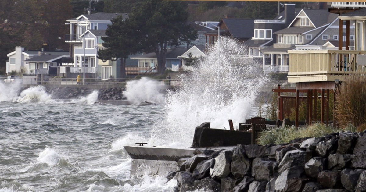 Windstorm in Seattle rocks floating bridge, hurts two, knocks out power ...