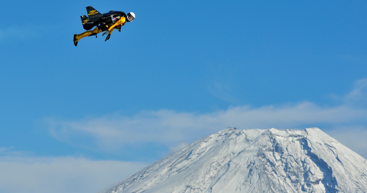 'Jetman' flies circles around Mt. Fuji at 185 mph