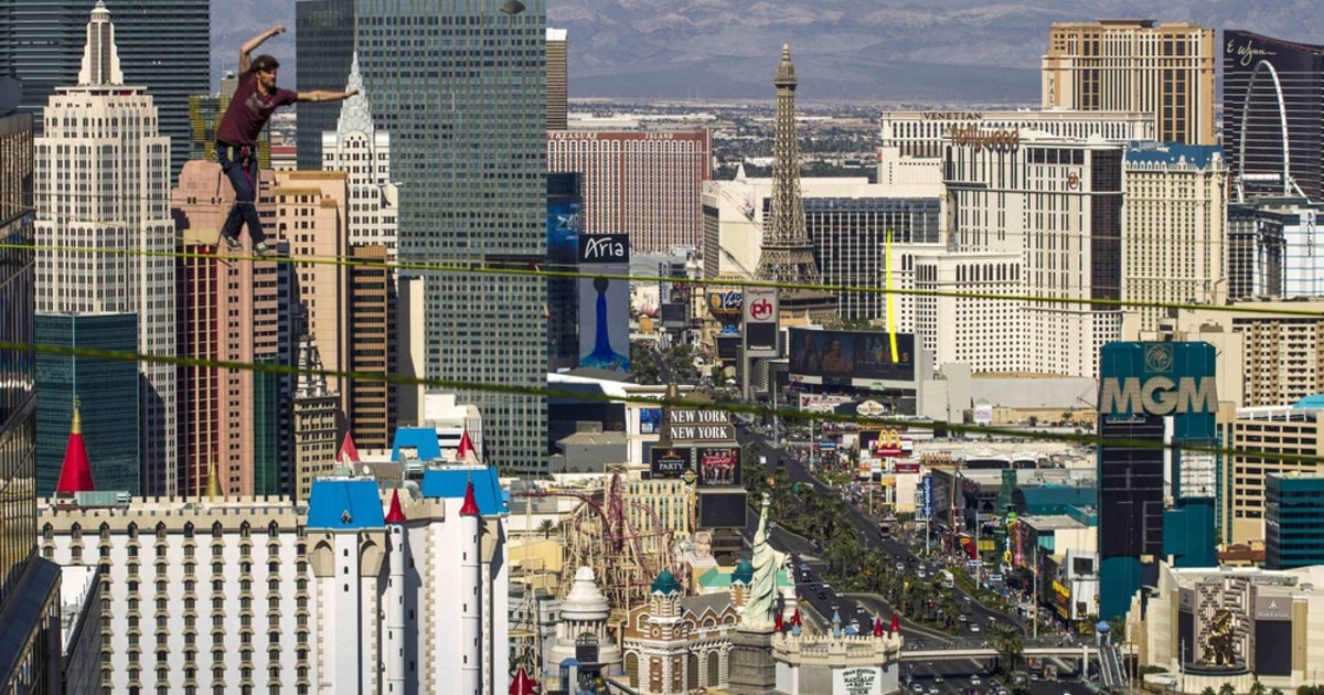 Daredevil's world-record balancing act 480 feet above Las Vegas Strip