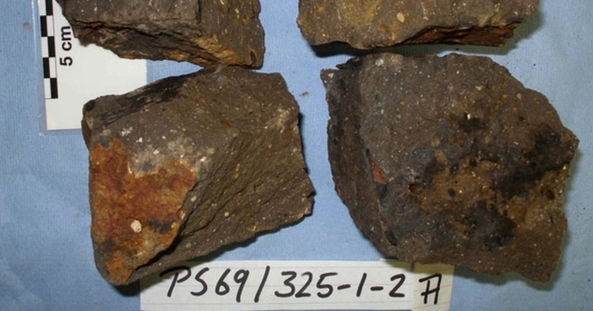 'Hot spot' theory for Antarctic volcanoes' formation gets cold shoulder