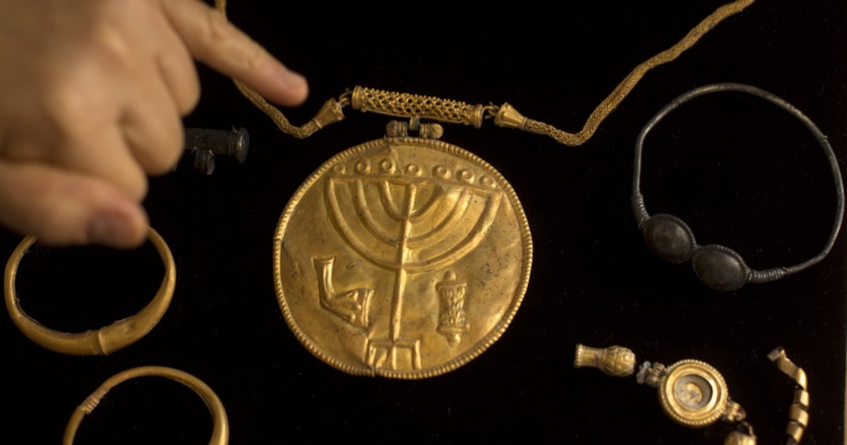 Jewish medallion found amid golden treasures near Temple Mount
