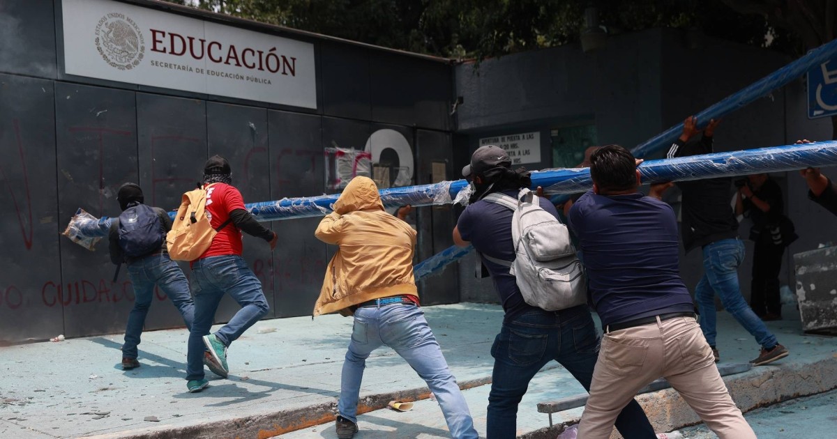 Maestros y manifestantes causan destrozos en la Secretaría de Educación ...
