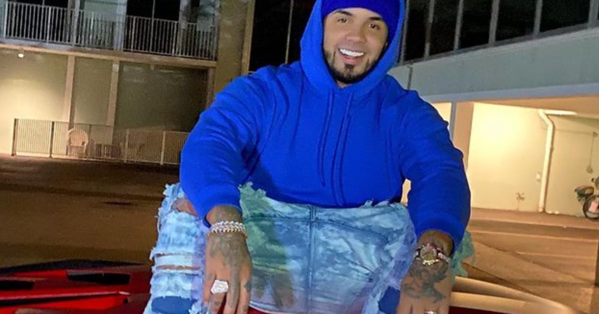 Anuel AA presume de su nuevo auto de $2.5 millones