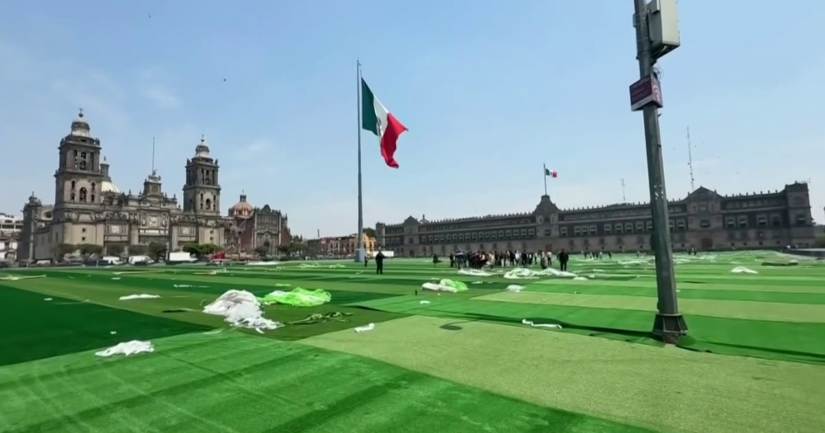 El icónico zócalo de Ciudad de México se convierte en inmenso campo de ...