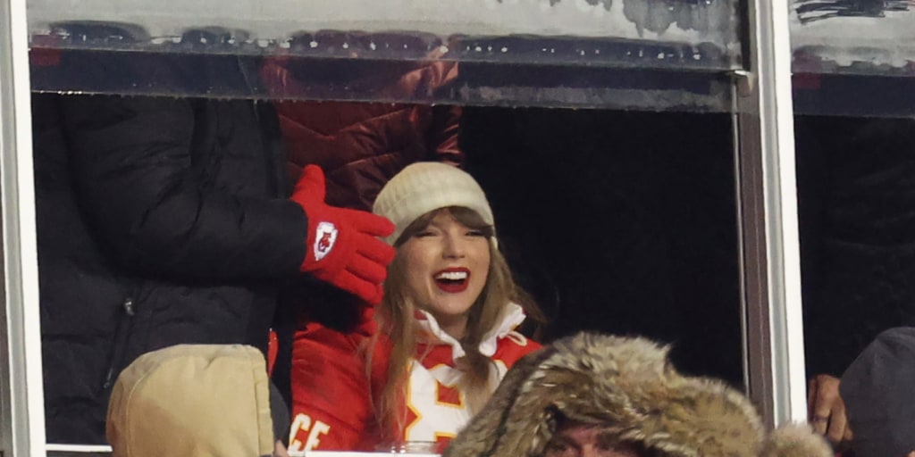 Taylor Swift Body Surfing