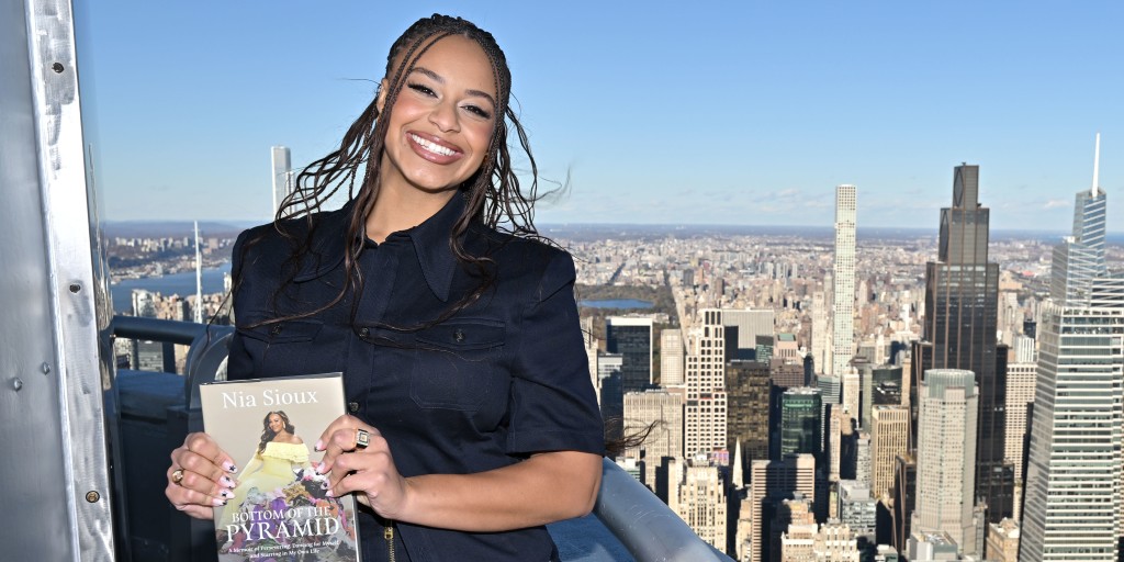 Nia Frazier Droom Tijdschrift @NiaSioux Wins For Most Iconic Songs And