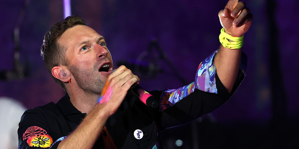 A Sky Full of Stars, A Sea of Tears — Chris Martin Stops Coldplay Show ...