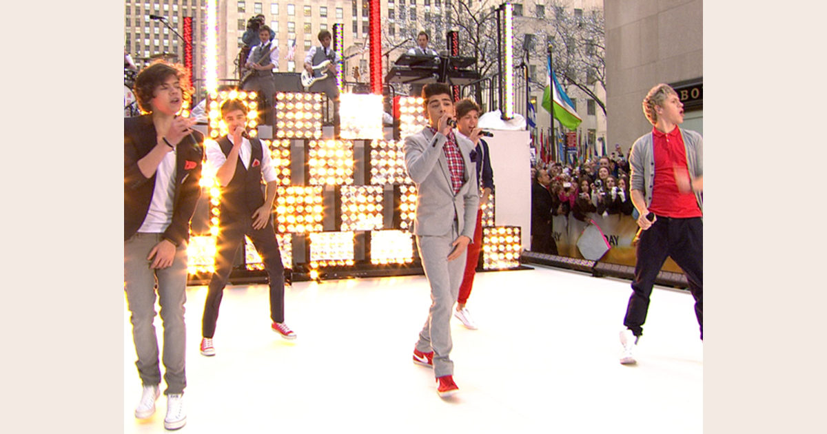 Teen sensation One Direction wows plaza