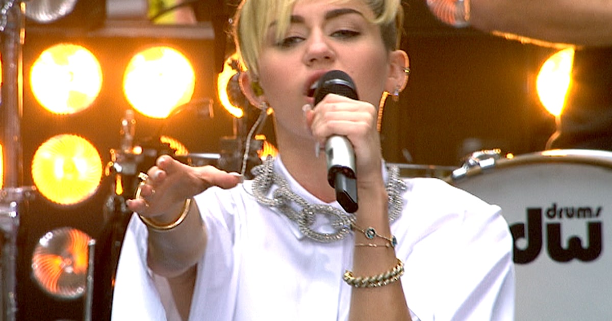 Miley Cyrus ‘Can’t Stop’ rocking the plaza