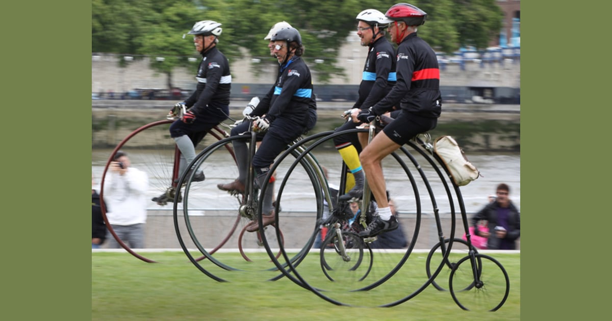 High-wheel bikes go head-to-head in London
