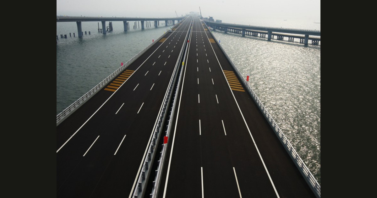 China builds world's longest cross-sea bridge