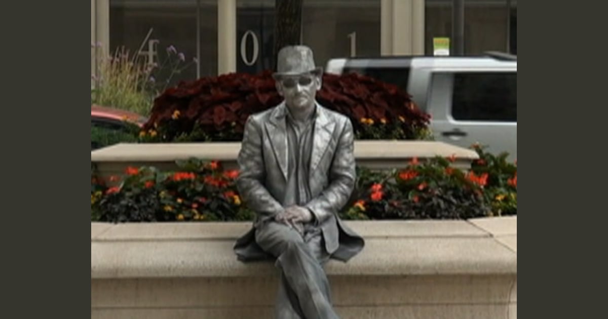 Human statues: An art of patience and pondering