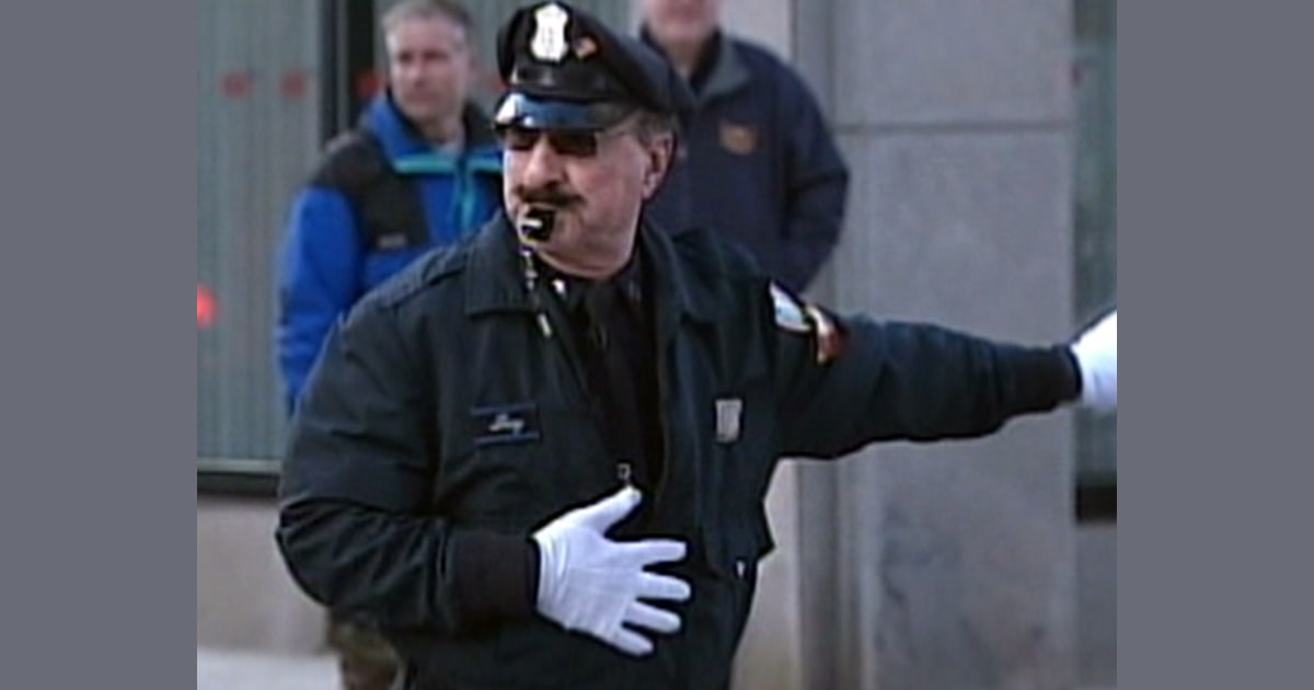 Dancing cop returns for holiday tradition