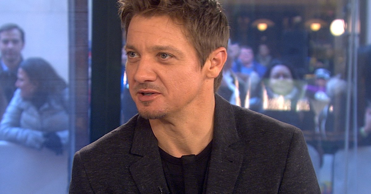 Jeremy Renner trades in big screen for SNL