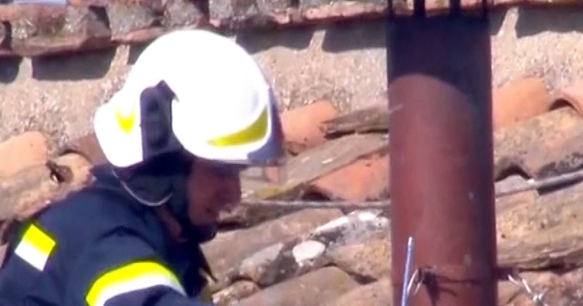 Chimney that will announce new pope readied