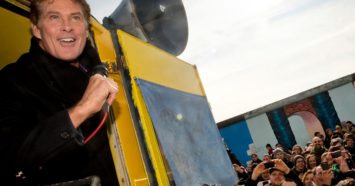 David Hasselhoff sings to keep Berlin Wall intact