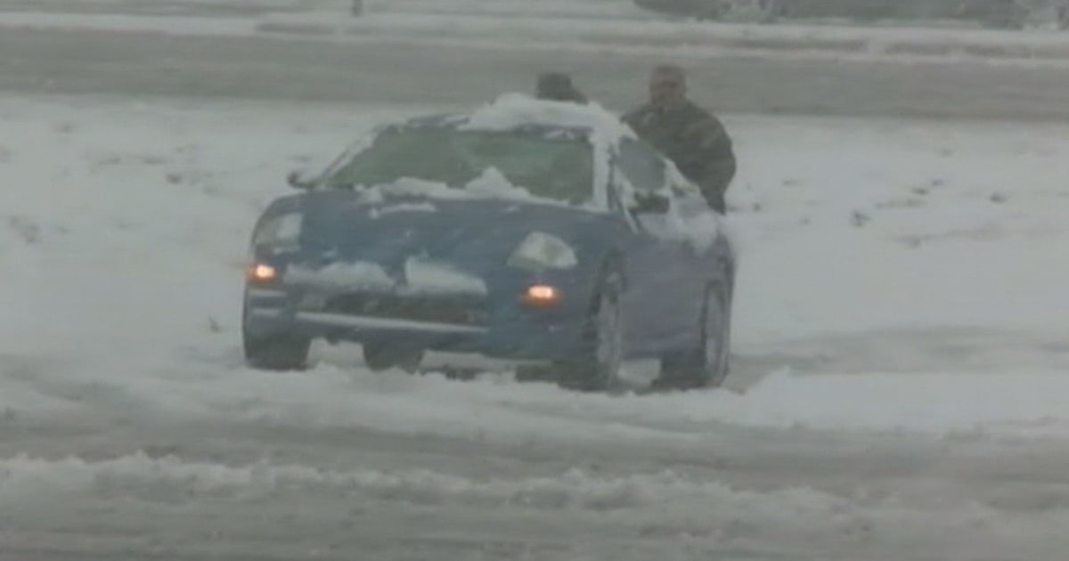 Spring storms drop snow on Midwest, East Coast
