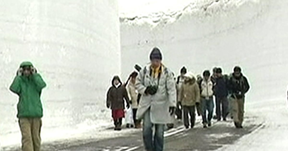 Snow overflow in Japan creates 30-foot wall