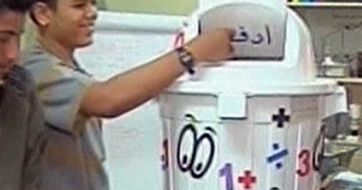Gaza students create talking trash can