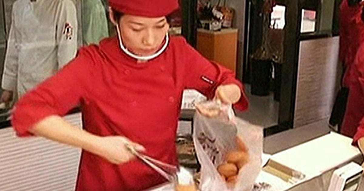 Zippy Chinese cake seller wows customers