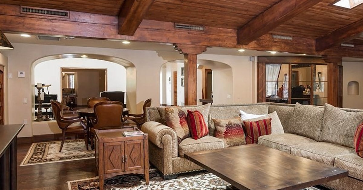Peek inside homes of John McCain, Annie Liebovitz