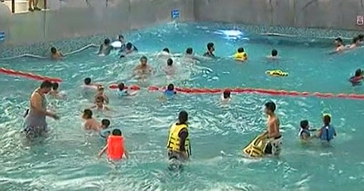 Kids aim to set largest swimming lesson record