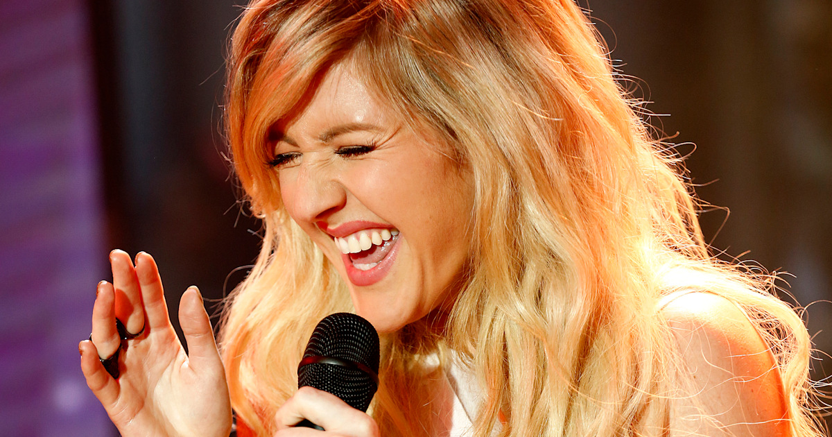 Ellie Goulding performs hit single ‘Burn’