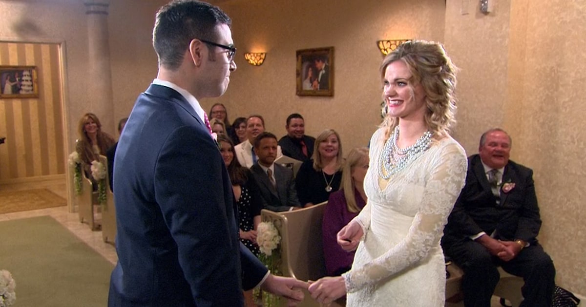 Couple tie the knot in ultimate Elvis wedding