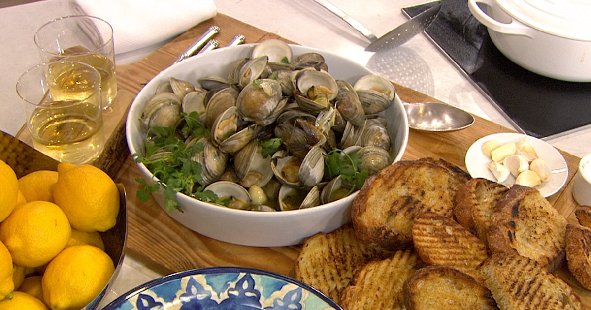 Chef Andy Allen makes steamed clams with garlic bread
