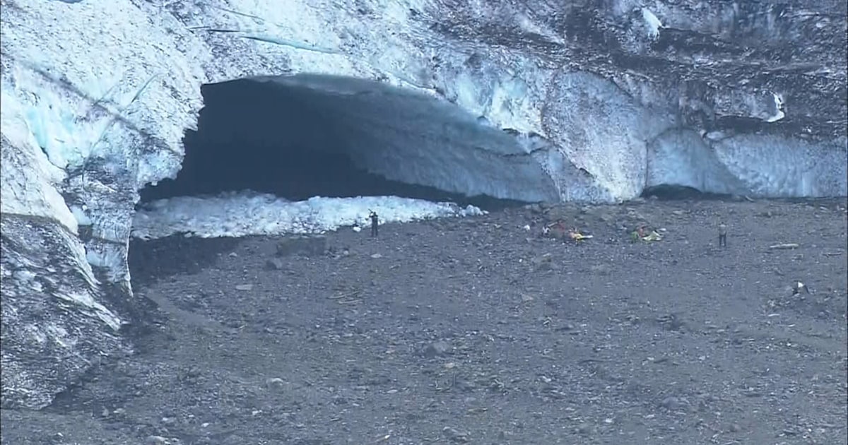 Washington ice cave collapse kills 1, injures 5