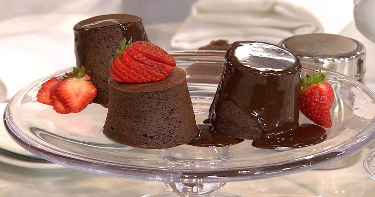 Make these microwave chocolate mini cakes in under 25 minutes