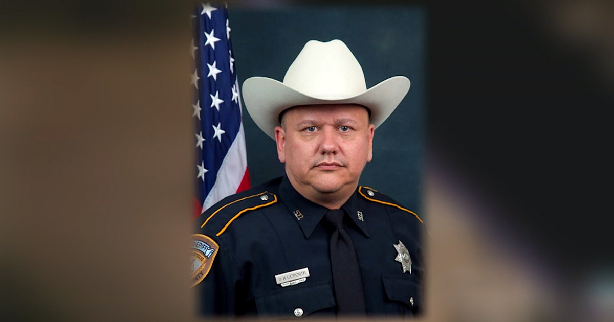 Texas sheriff's deputy killed 'execution-style' at gas station
