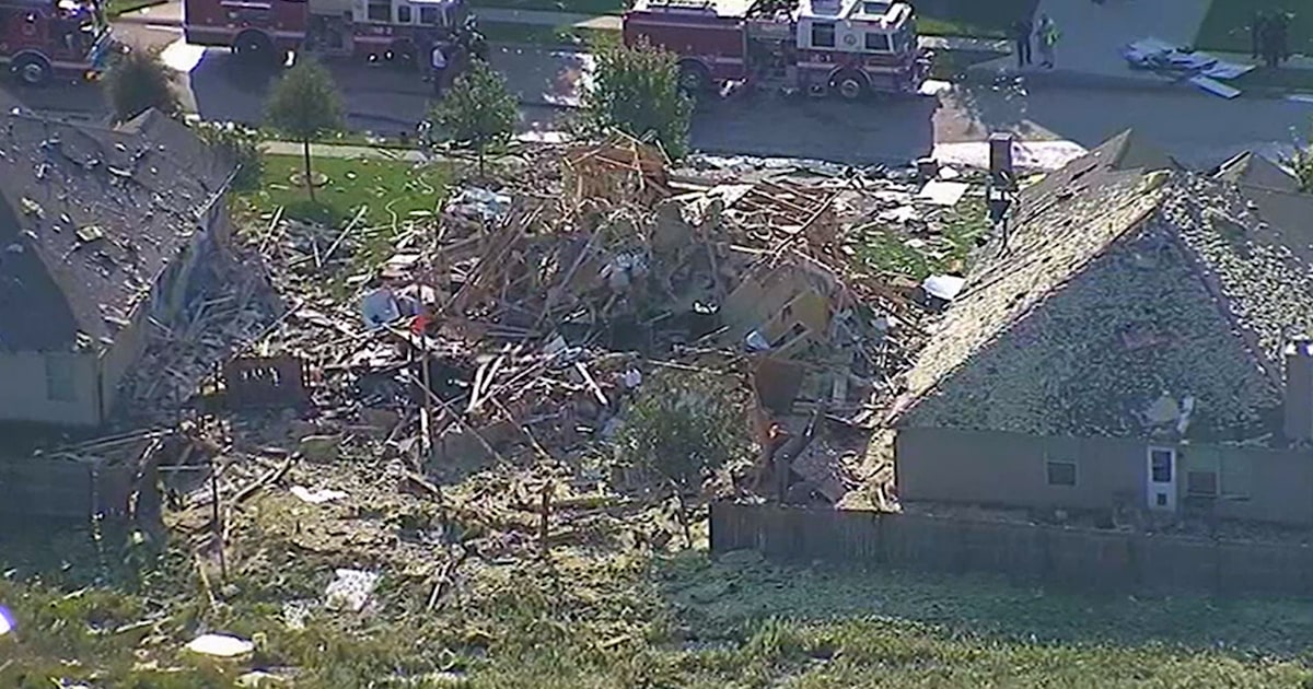 Explosion levels Texas home, 2 injured