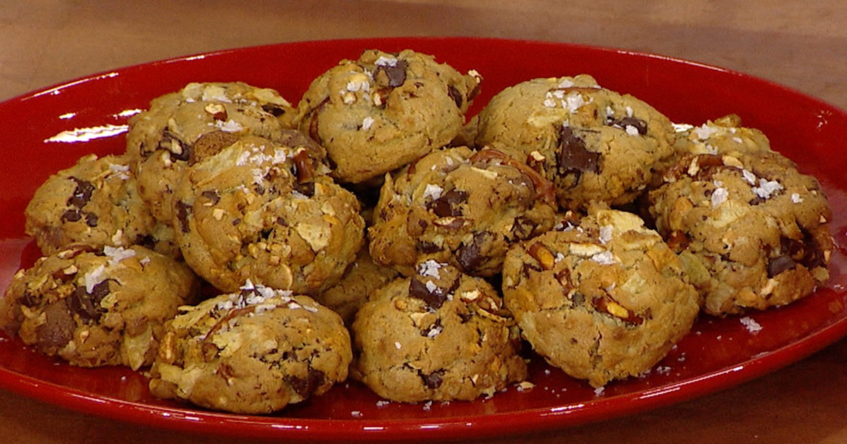 Make Junk In Da Trunk cookies with chocolate, pretzels, chips, more