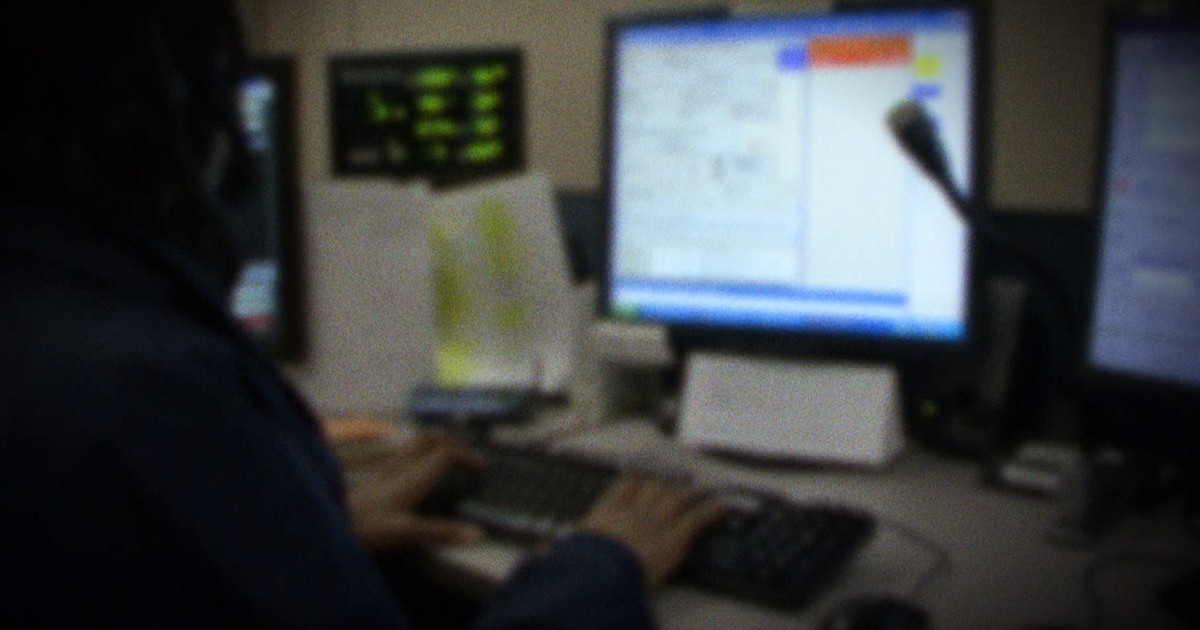 911 operator allegedly misses emergency call while ordering pizza