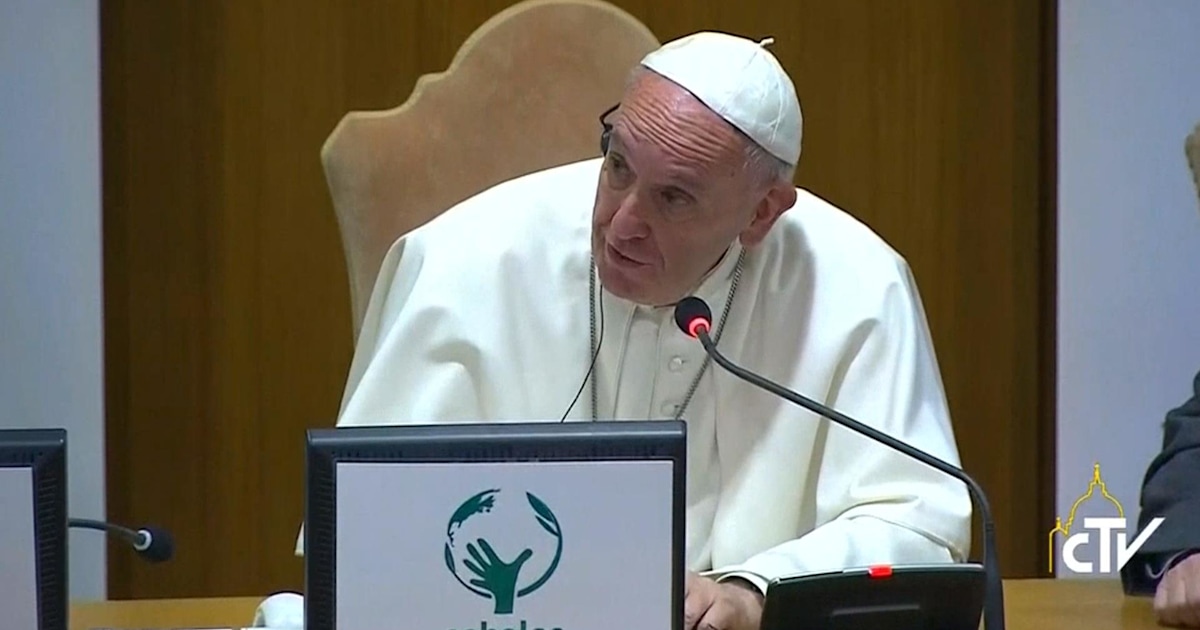 Pope Francis awards George Clooney, Richard Gere, Salma Hayek