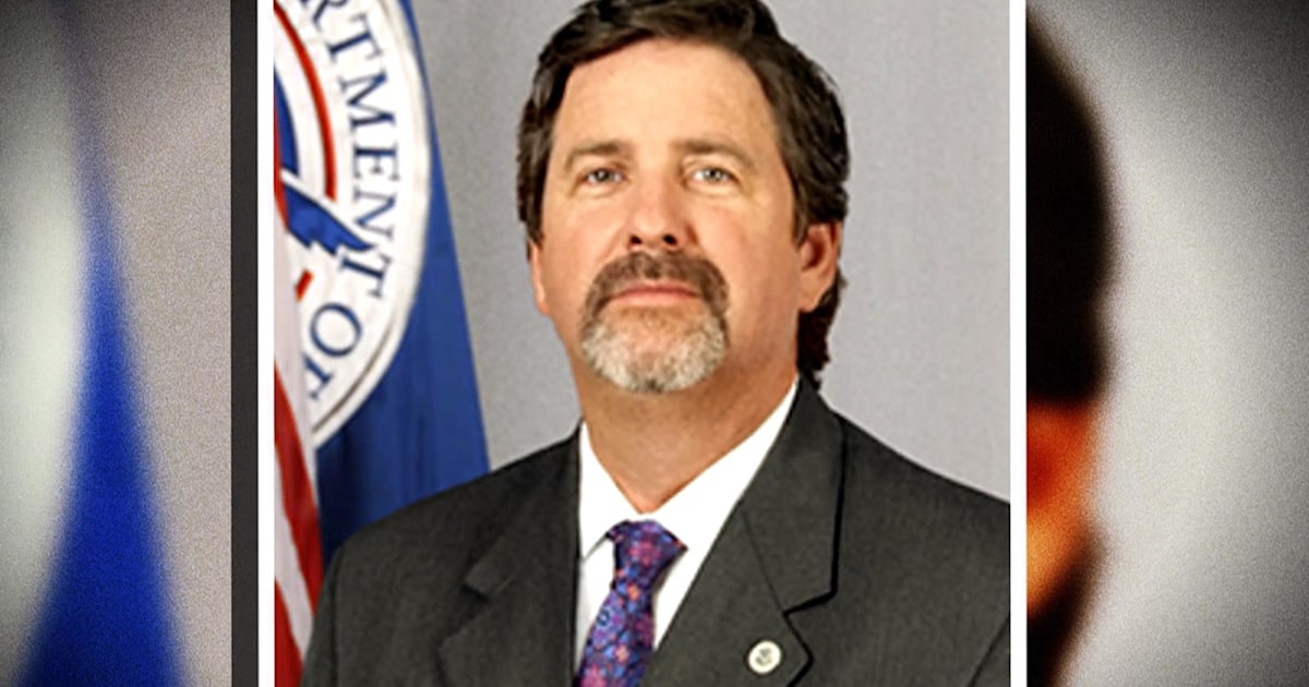 TSA replaces head of security as airport lines lengthen