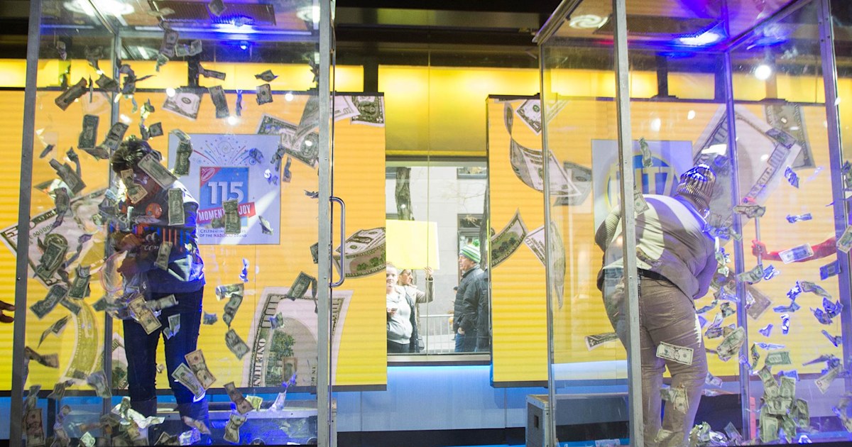 See TODAY fans step inside money booths for Freebie Friday surprise