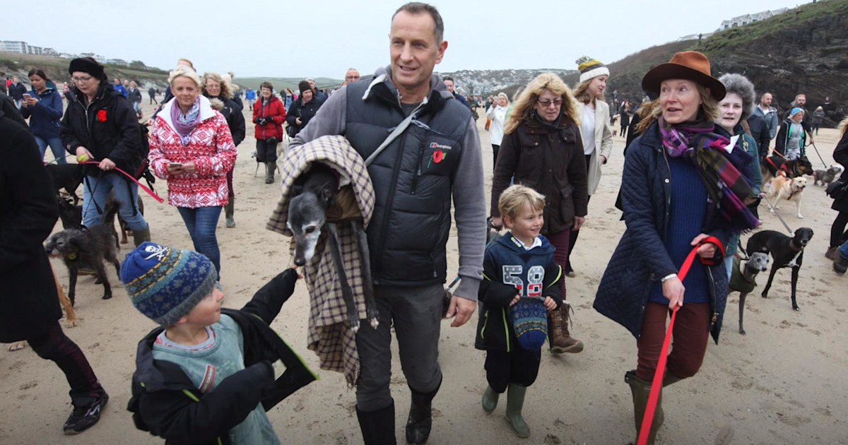 Hundreds accompany dog on final walk on his favorite beach