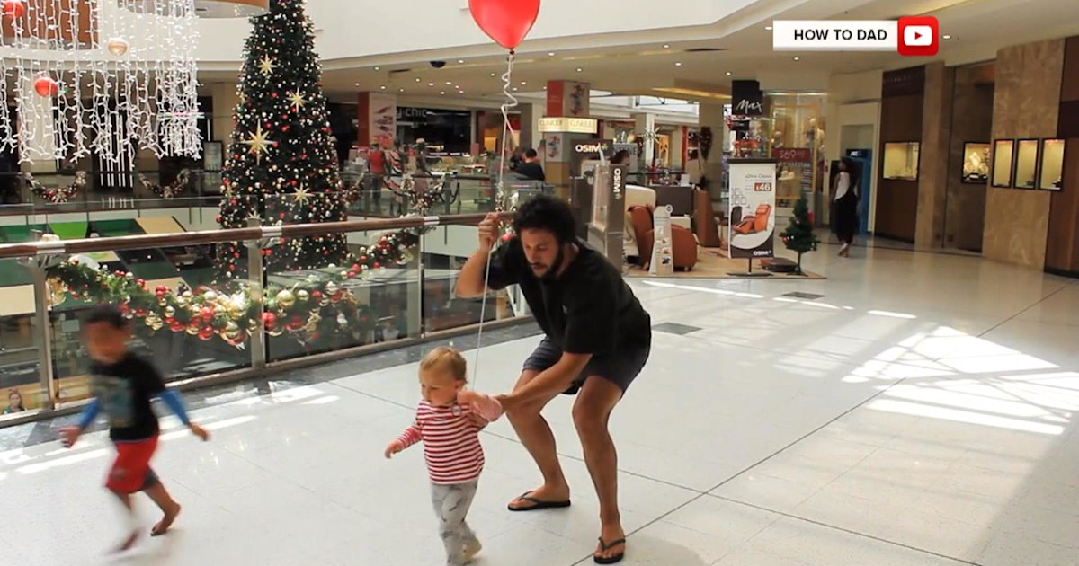 See this creative dad’s simple trick to help keep track of kids in a crowd