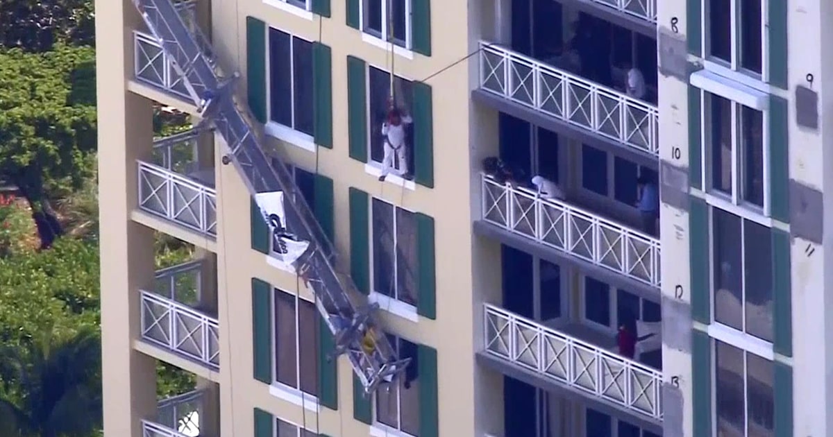 Watch: Worker left dangling after scaffold collapse