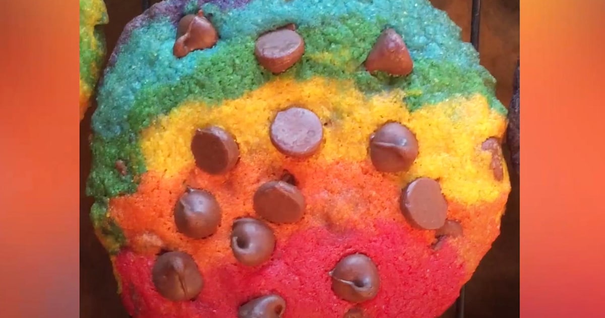 Rainbow chocolate chip cookies are here to dethrone rainbow bagels