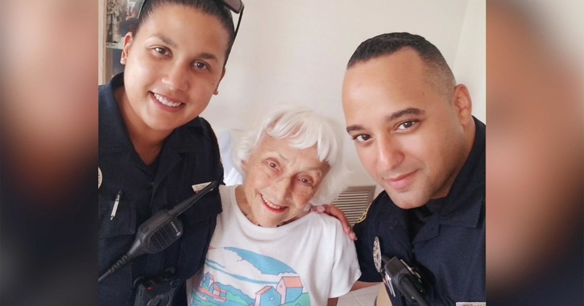 Cop brings elderly woman who lost her wallet to tears with kind gesture