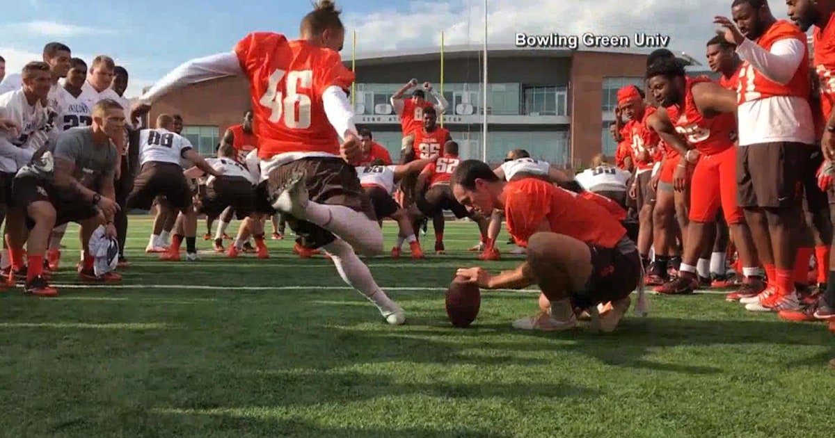 College student wins a scholarship after nailing 53-yard field goal