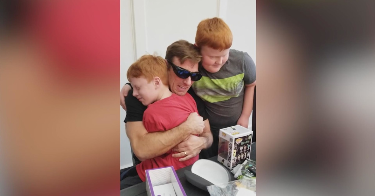 Watch emotional moment colorblind dad sees kids’ red hair for the first ...