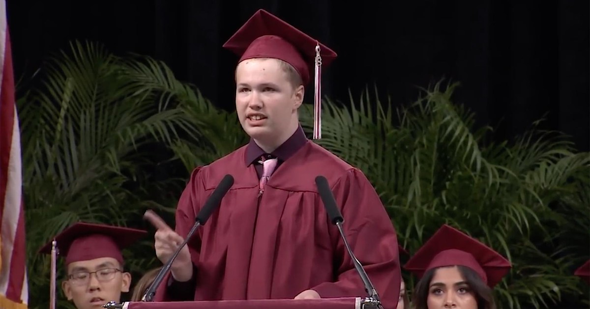 Teen with autism makes surprise graduation speech