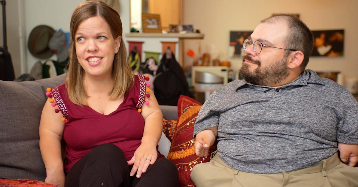 Couple with dwarfism talk about parenting, happiness